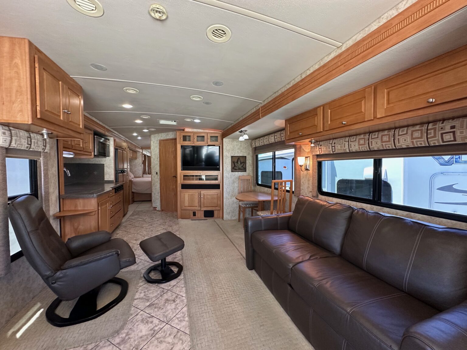 2009 Winnebago Itasca Latitude 39W Class A diesel pusher - First Class ...