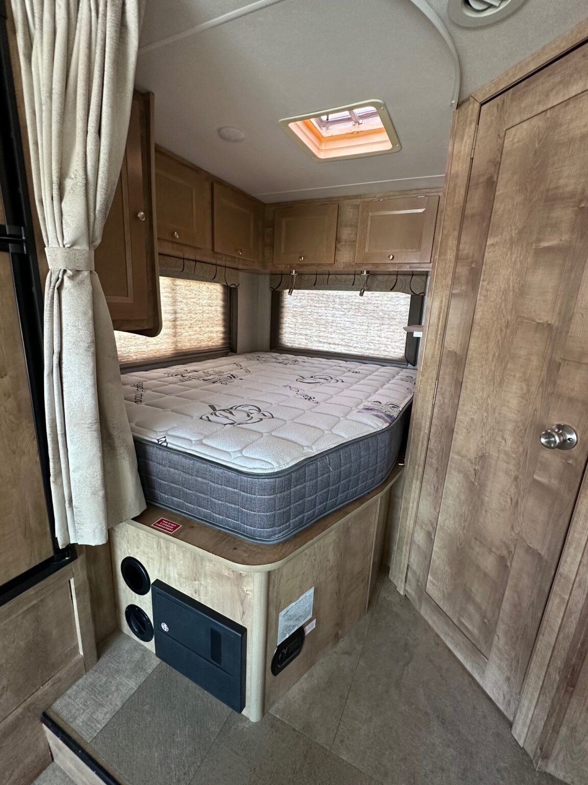 PRICE DROP ! 2020 Coachmen Leprechaun 220QB Class C Motorhome - First ...